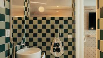 Chuveiro, chuveiro com efeito de chuva, produtos de toalete grátis