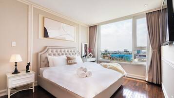 Apartamento Deluxe, Vista para a cidade | Roupa de alta qualidade, minibar com produtos grátis, Wi-fi grátis