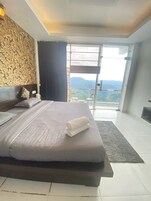 Quarto Duplo Superior, varanda, vista para a colina | Cofre no quarto, com decoração personalizada 