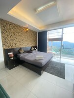 Quarto Duplo Superior, varanda, vista para a colina | Cofre no quarto, com decoração personalizada 