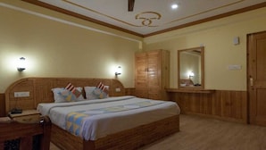Quarto com cama de madeira, mesas de cabeceira, guarda-roupa e espelho.
