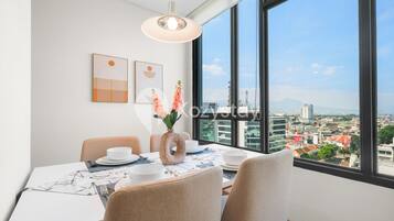 Apartamento, 2 quartos, Vista para a cidade | Sala de jantar