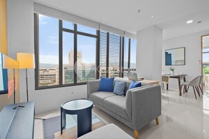 Apartamento, 2 quartos, Vista para a cidade | Sala de estar | Smart TV de 43 polegadas com canais por cabo, Netflix 