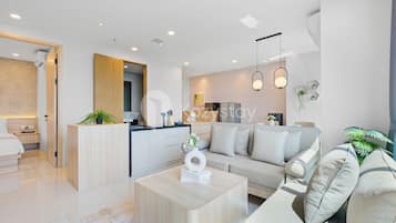 Apartamento, 2 quartos, Vista para a cidade | Sala de estar | Smart TV de 43 polegadas com canais por cabo, Netflix