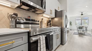 Apartamento luxo, 1 quarto | Cozinha privada | Geladeira, micro-ondas, fogão, cooktop