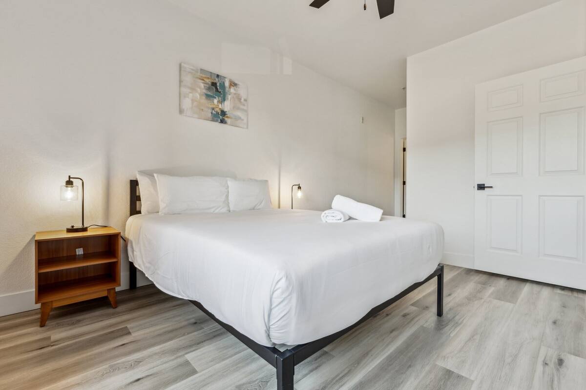 Apartamento, 2 quartos, 2 casas de banho | Secretária, secretária adequada para computadores portáteis 