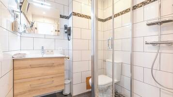 Quarto solteiro clássico, sacada, vista para a montanha | Banheiro