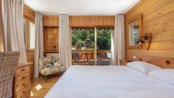 Quarto duplo superior, sacada, vista para a montanha | Ferros/tábuas de passar roupa, Wi-Fi de cortesia