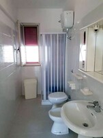 Apartamento Standard, 1 quarto, ar condicionado, vista para o pátio | Casa de banho | Um polibã, um bidé 