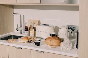 Estúdio Básico (Sleeps 2) | Cozinha privada | Uma máquina de café expresso, uma cafeteira/bule, uma chaleira elétrica