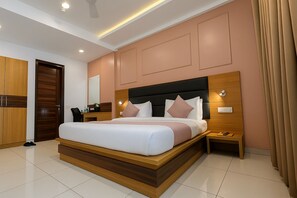 Quarto Deluxe | Cofre no quarto, secretária 