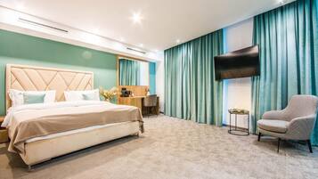 Quarto Duplo Deluxe | Minibar, secretária, secretária adequada para computadores portáteis