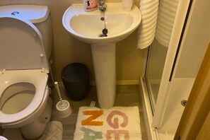 Chuveiro, papel higiênico