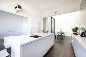 Apartamento conforto, vista para a cidade | Cozinha privada | Cafeteira/chaleira, chaleira elétrica, torradeira