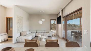 Vila, vista para o mar | Área de estar | Smart TV 55 polegadas com canais a cabo, Netflix, serviços de streaming