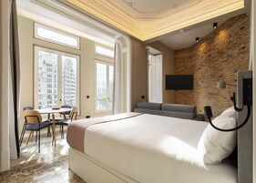 Estúdio Comfort, 1 cama de casal e sofá-cama | Com decoração personalizada, com mobília individualizada, secretária 