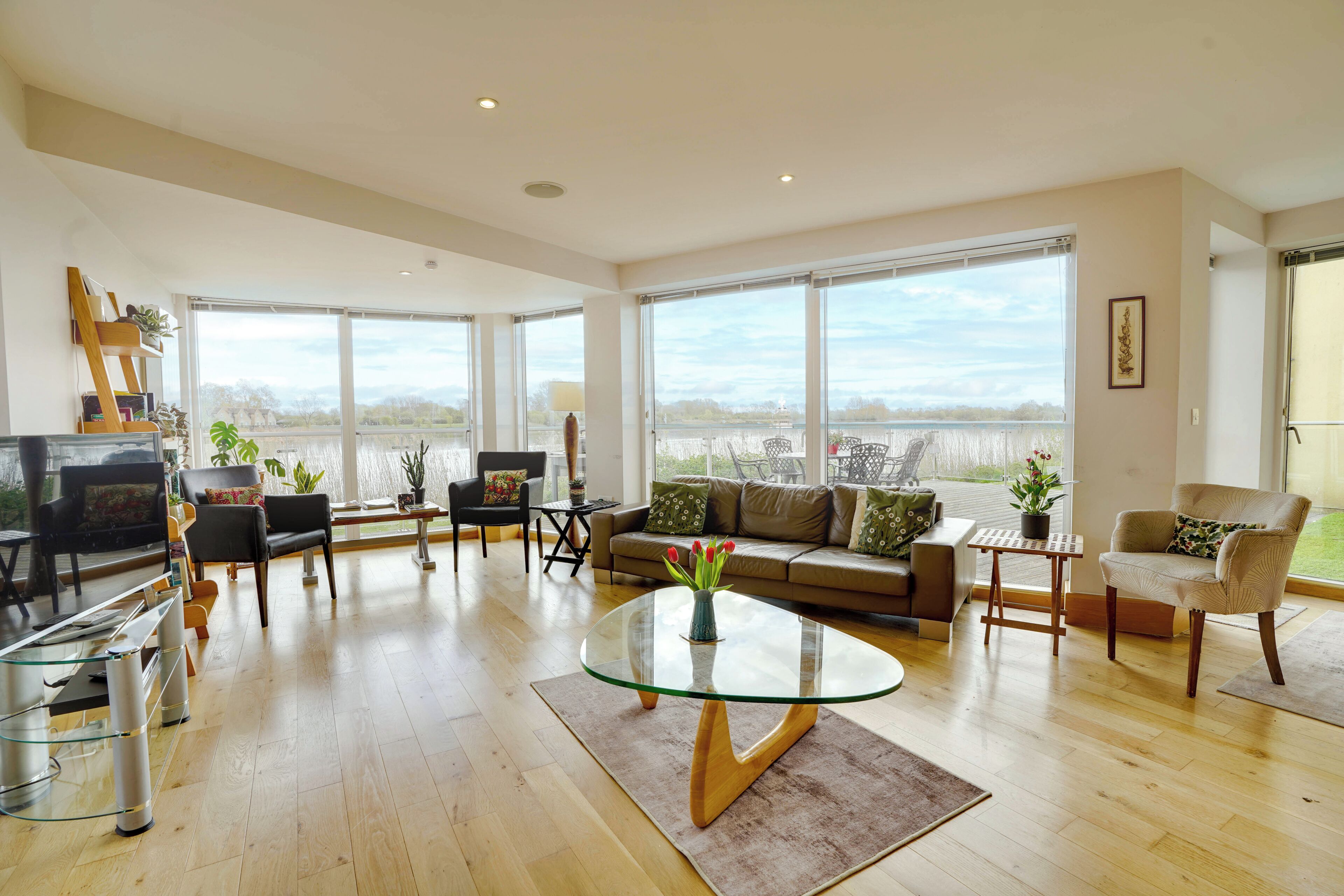 Squirrels Leap: Lake View With Spa Access - Cirencester