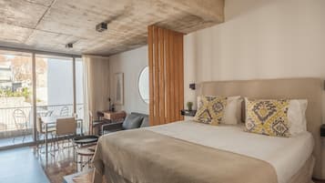 Apartamento Deluxe, varanda, vista para a piscina | 1 quarto, secretária, ferro/tábua de engomar, Wi-fi grátis