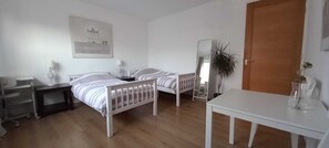 Quarto Duplo ou Twin de Luxo, vista para o pátio | Secretária, secretária adequada para computadores portáteis