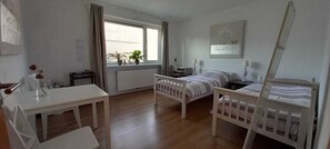 Quarto Duplo ou Twin de Luxo, vista para o pátio | Secretária, secretária adequada para computadores portáteis