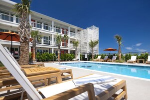 Piscina externa sazonal, funciona das 8h às 21h, guarda-sóis