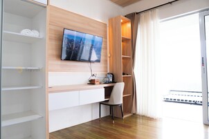 Quarto casal, sacada, vista para o vale | Escrivaninha, espaço de trabalho para notebook, quartos à prova de som