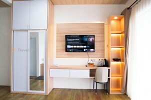 Quarto casal, sacada, vista para o vale | Escrivaninha, espaço de trabalho para notebook, quartos à prova de som