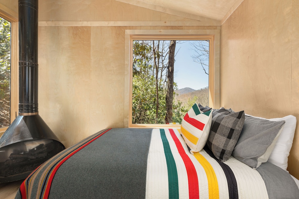 New Romantic Cardinal Treehouse, Hot Tub, Mountain Views! By Modcabins ...