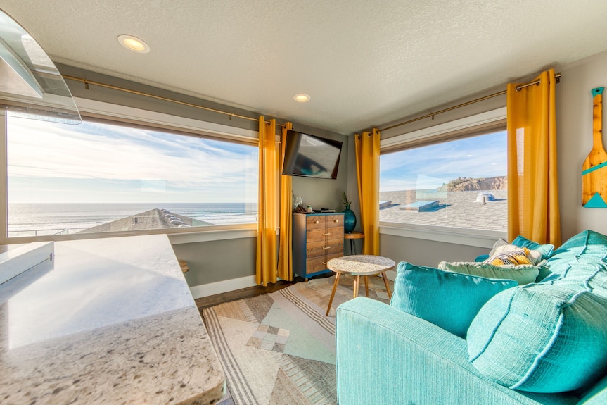 Oceanside Inn #6: Pet-free Unit. No Pets Allowed. - Oceanside, OR
