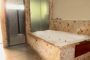 Quarto Deluxe | Banheira de hidromassagem privativa