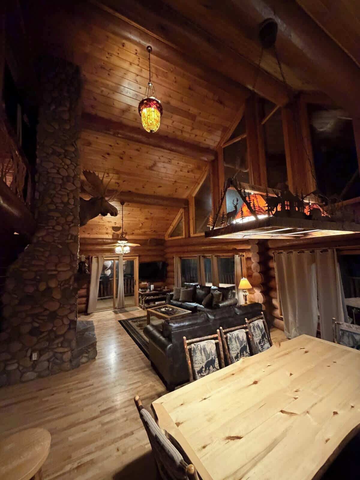 Waters Edge Luxury Smoky Cabin  Swim Spa  Sauna  Mini Golf - Townsend, TN
