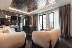 Suite, 1 cama king-size | Sala de estar | Televisor de ecrã plano de 55 polegadas com canais por cabo