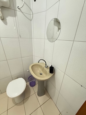 Um polibã, um secador de cabelo (mediante pedido) 