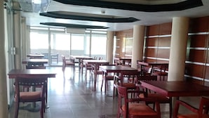 Quarto Básico, varanda, vista para a lagoa | Restaurante