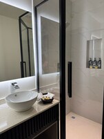 Quarto | Casa de banho | Um polibã, artigos de higiene pessoal grátis 