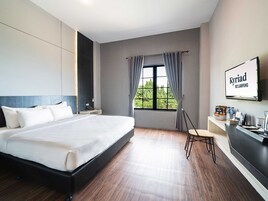 Quarto casal superior, vista parcial para o mar | Cofres nos quartos, escrivaninha, espaço de trabalho para notebook