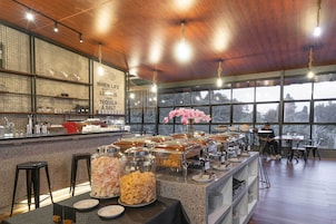 Café da manhã com buffet grátis todos os dias
