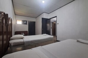 Quarto Familiar | Secretária, Wi-fi grátis, roupa de cama fornecida