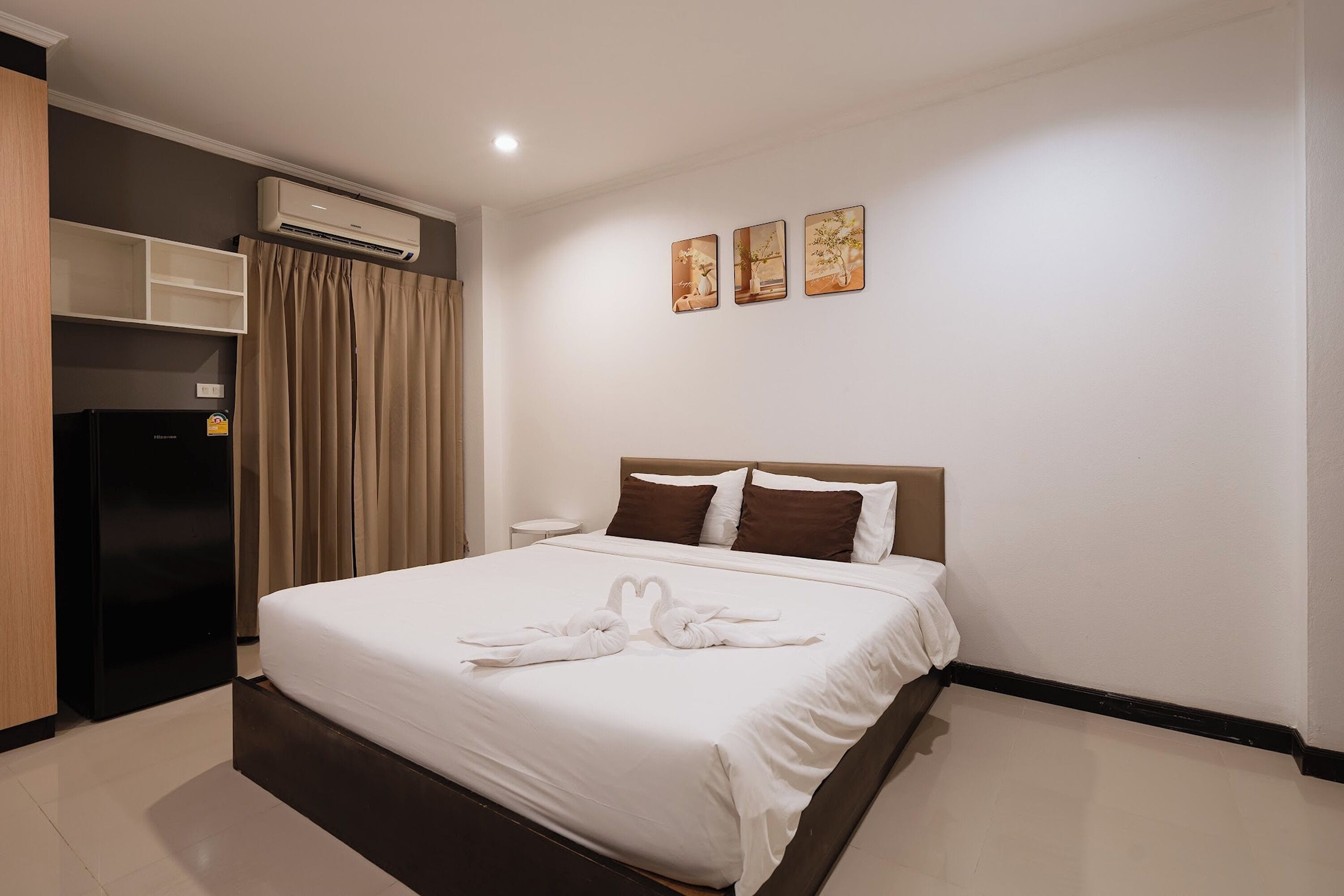 Quarto Deluxe, 1 cama king-size | Secretária, Wi-fi grátis, roupa de cama fornecida 