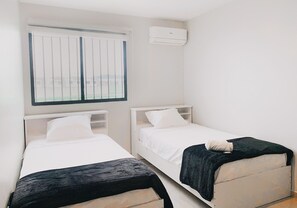 Casa família, piscina particular | 3 quartos, cortinas blackout, ferros/tábuas de passar roupa