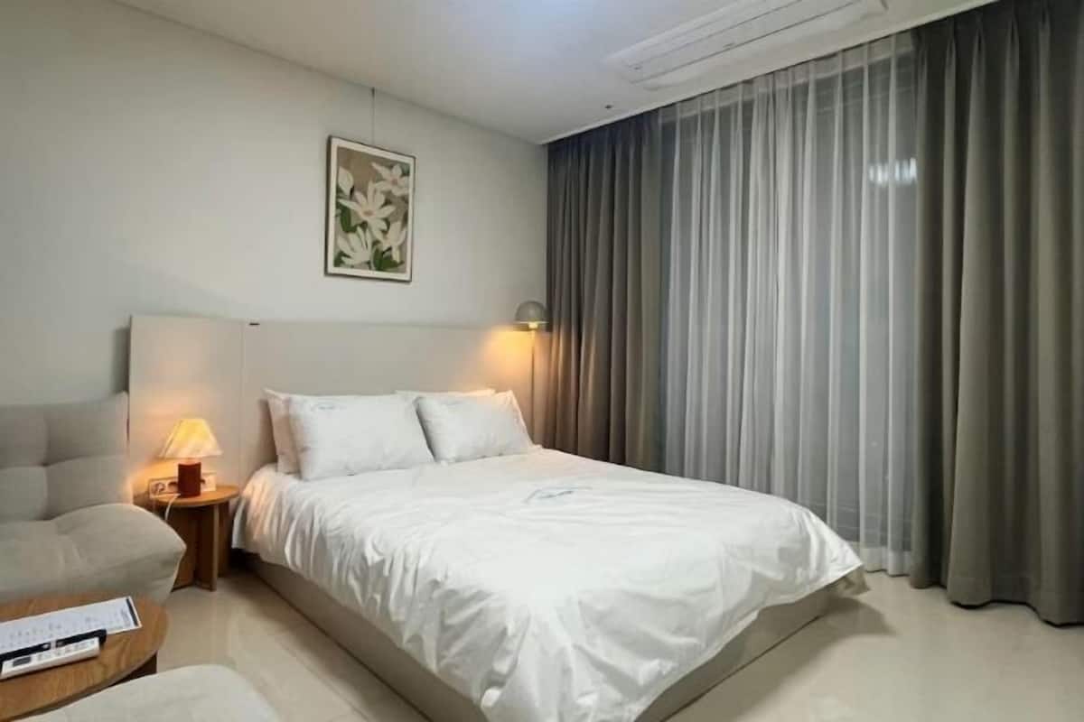 Com decoração personalizada, com mobília individualizada