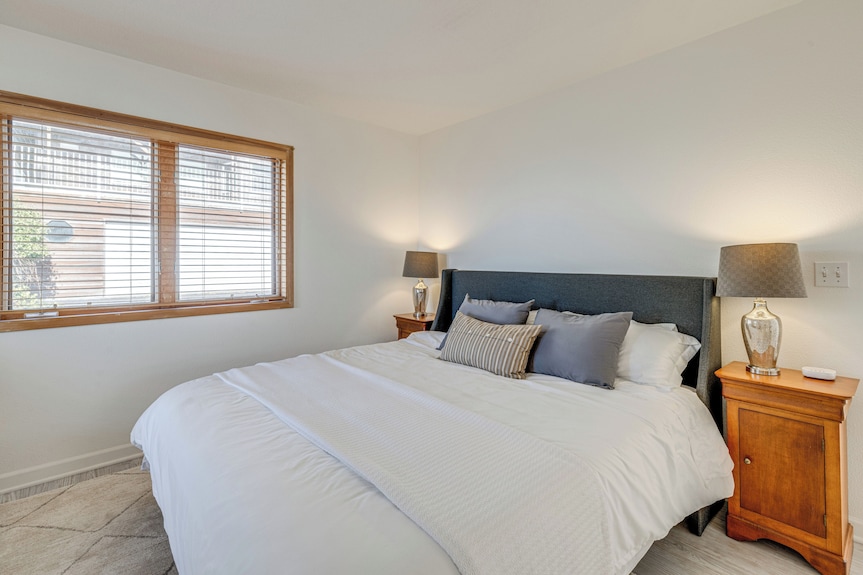 Oceanside Escape W/ Stunning Views: Walk To Beach! - Oceanside, OR