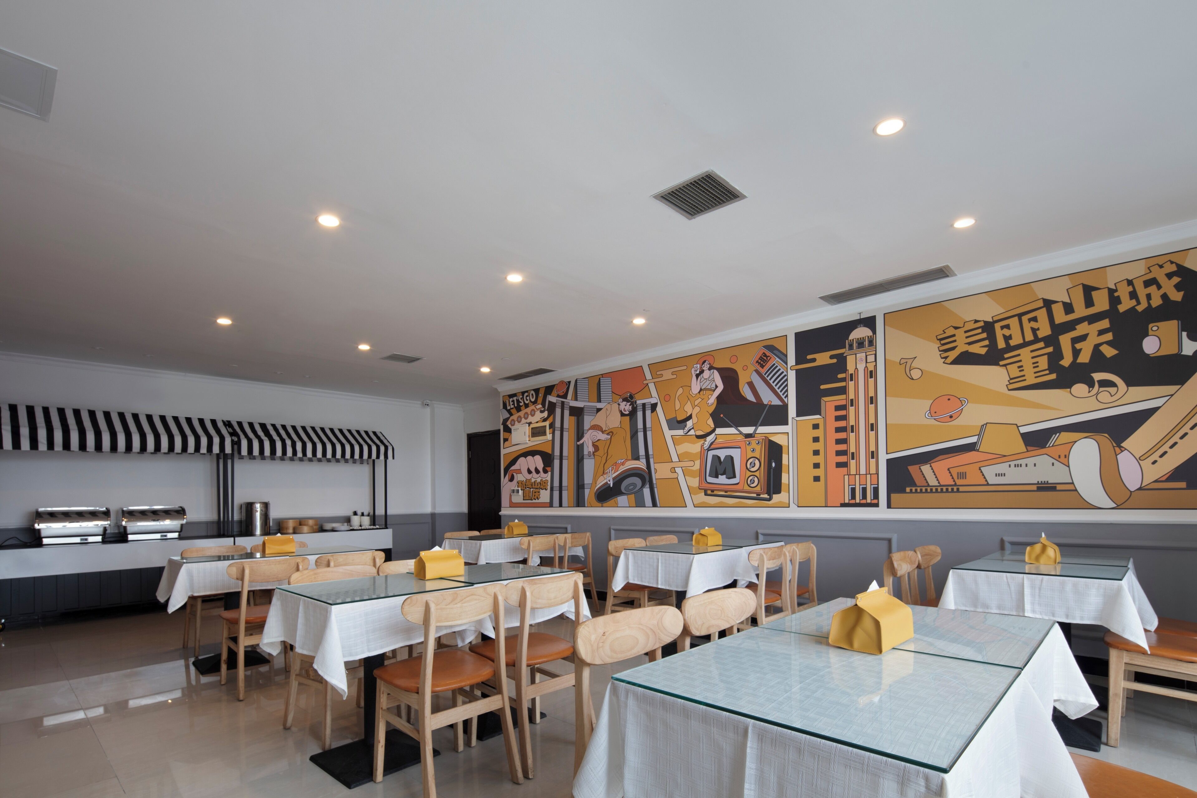 Um restaurante com mesas e cadeiras, espaço para buffet e um grande mural na parede.