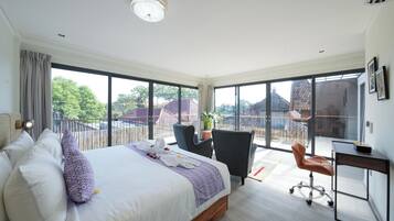 Villa Deluxe, vista para a piscina | 4 quartos, cofre no quarto, secretária