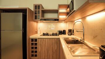 Geladeira grande, micro-ondas, cooktop, cafeteira/chaleira