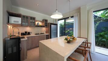 Geladeira grande, micro-ondas, cooktop, cafeteira/chaleira