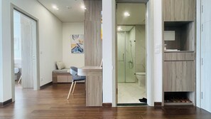 Apartamento luxo, sacada, vista para o lago | Banheiro | Chuveiro, chuveiro com efeito de chuva, produtos de toalete de grife 