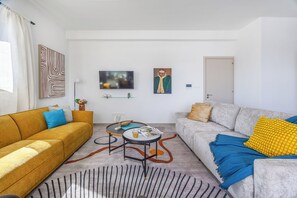 Apartamento, 2 quartos, terraço, vista para a cidade | Área de estar