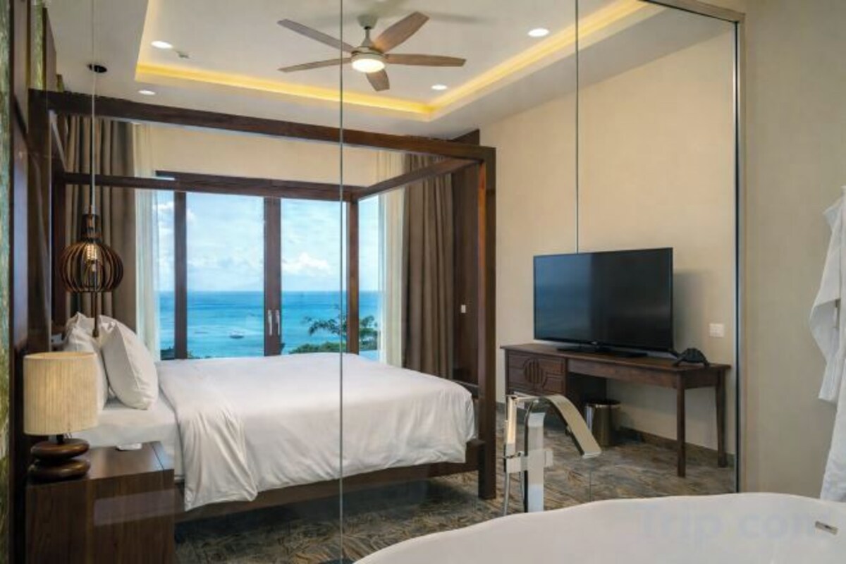 Roupa de alta qualidade, minibar, cofre no quarto 