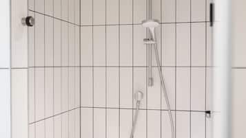 Um chuveiro moderno com chuveiro manual e painel de controle fixado na parede.